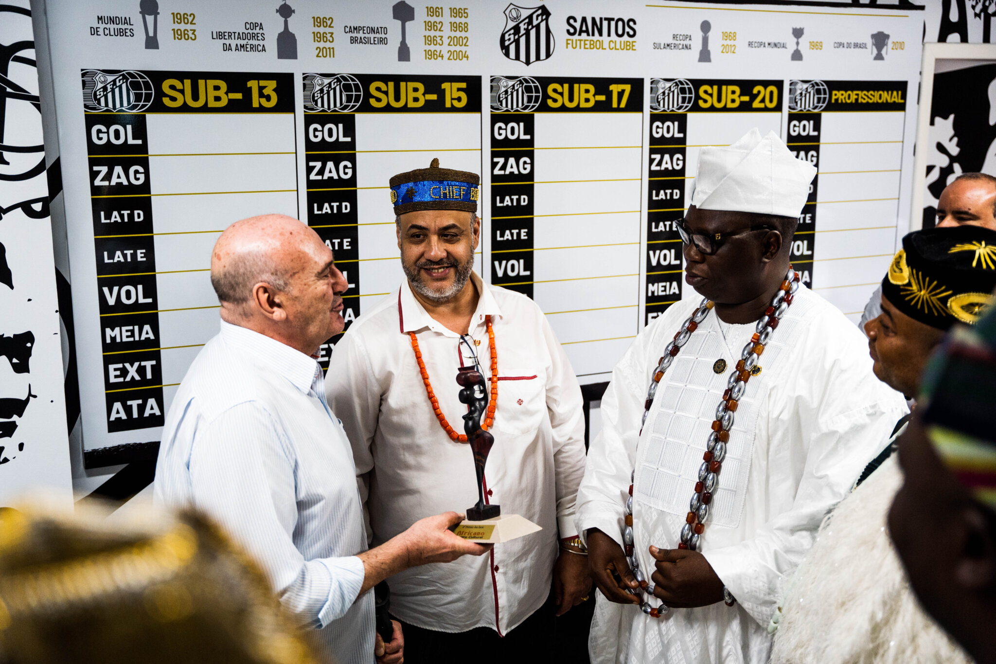 Autoridades da cidade de Lagos, da Nigéria, visitam o Santos FC ...