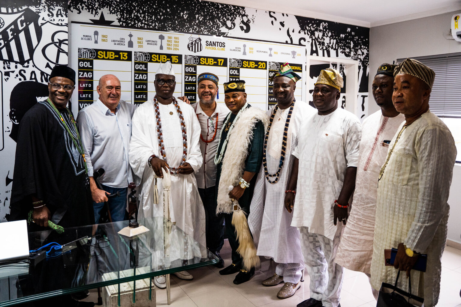 Autoridades da cidade de Lagos, da Nigéria, visitam o Santos FC ...