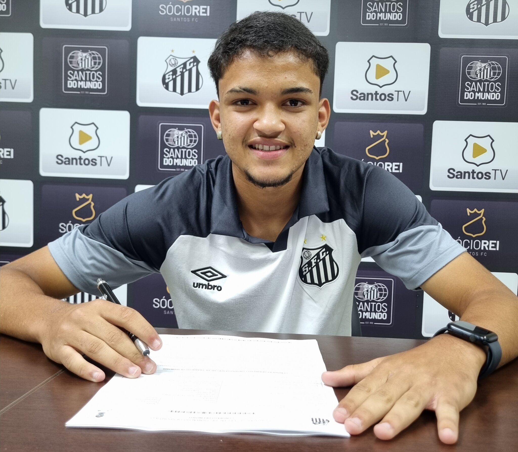 Mateus Xavier assina primeiro contrato profissional com o Santos FC - Santos Futebol Clube