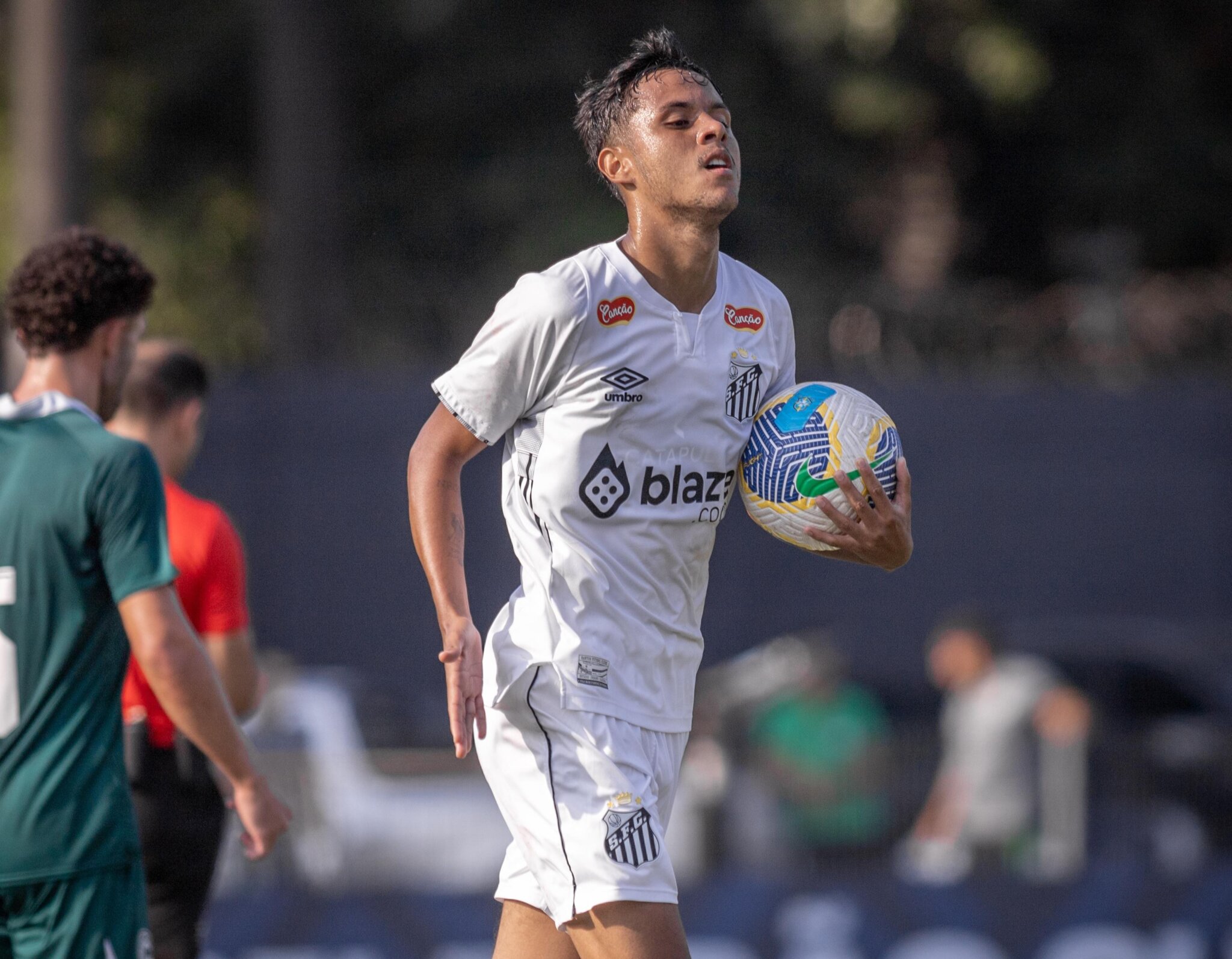 Hyan marca duas vezes e Santos FC vence Goiás para confirmar ...