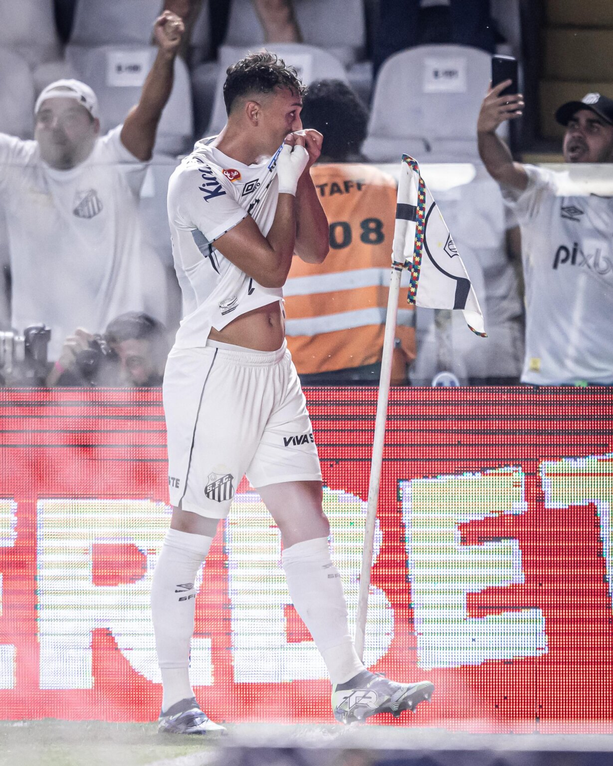 Santos FC vence o Ceará e mantém liderança isolada - Santos Futebol Clube