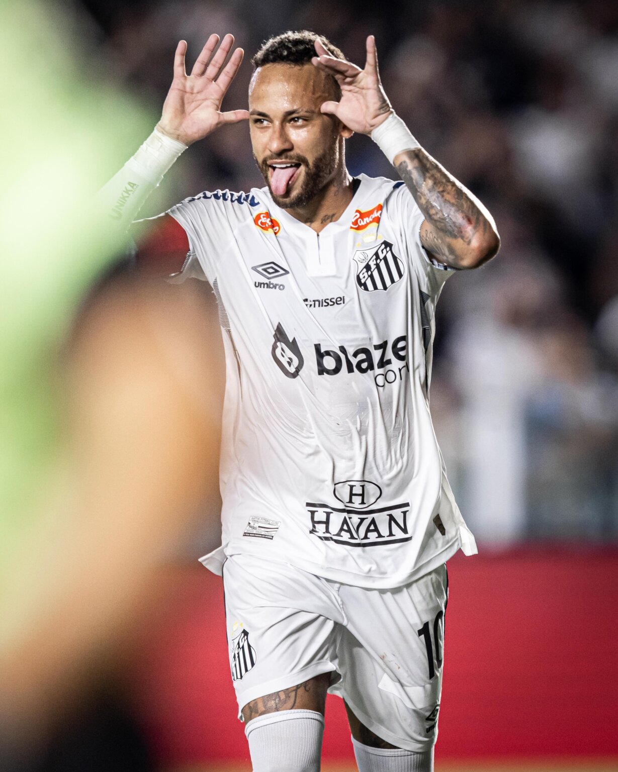 Com gol e assistência de Neymar, Santos FC vence Água Santa e assume ...