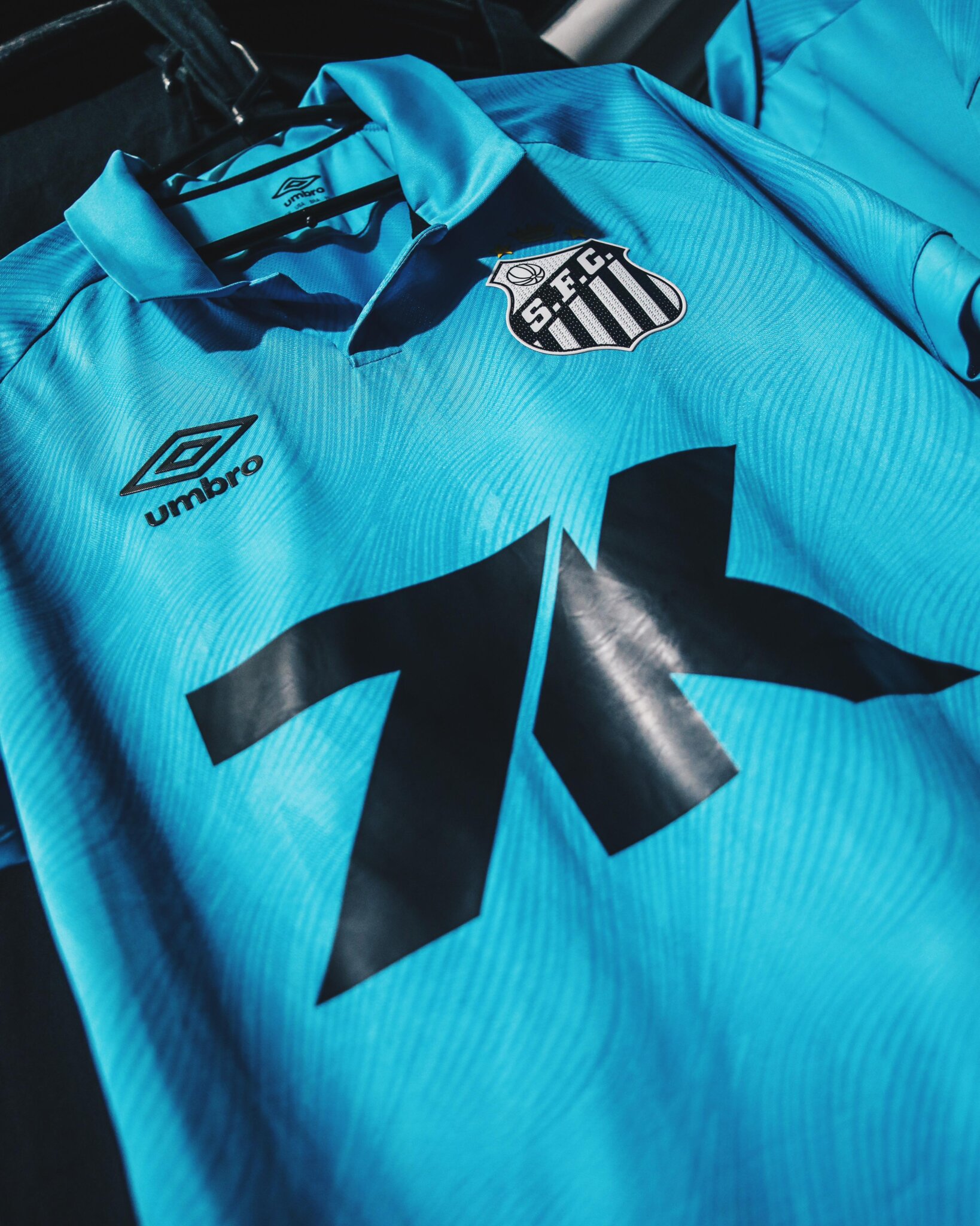 Santos FC, Umbro e 7K relançam icônica camisa azul turquesa - Santos ...