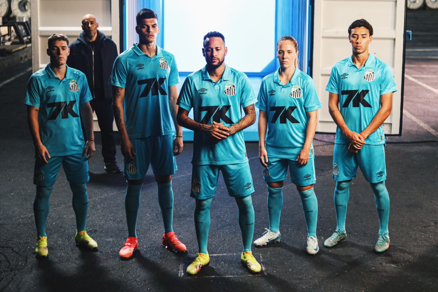 Santos FC, Umbro e 7K relançam icônica camisa azul turquesa - Santos ...
