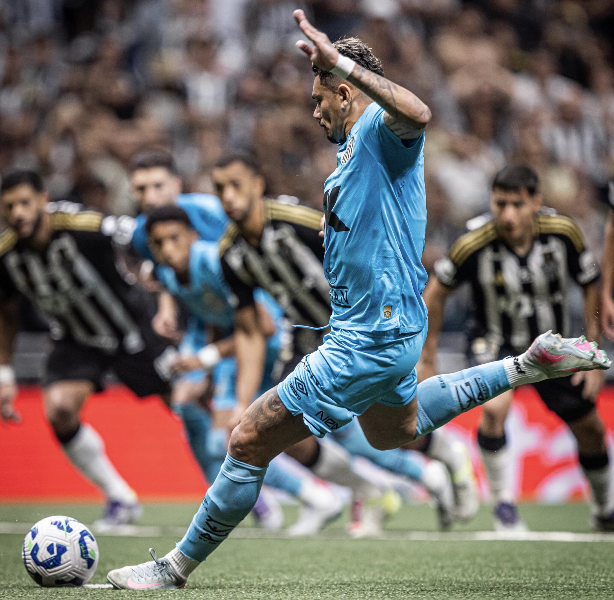 Tiquinho Soares marca de pênalti e Santos FC empata com Atlético ...