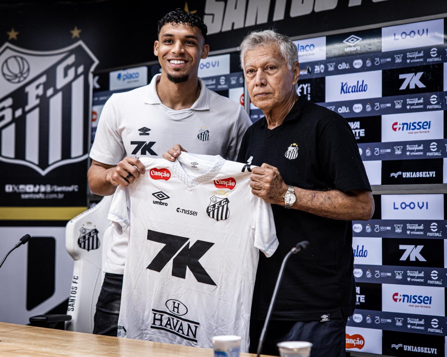Com a presença do Ídolo Eterno Clodoaldo, Victor Hugo é apresentado ...
