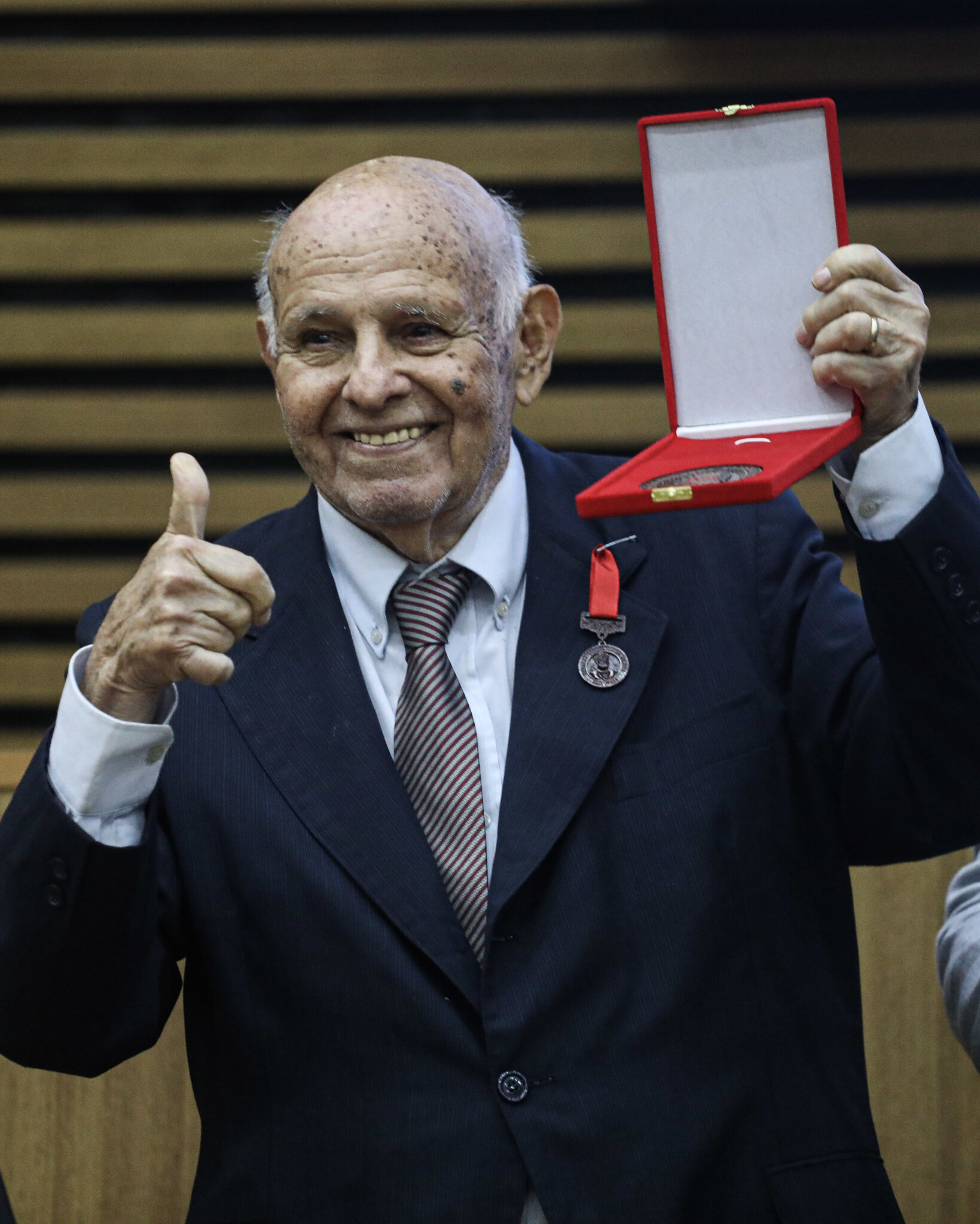 Pepe, Ídolo Eterno, recebe a medalha Bráz Cubas - Santos Futebol Clube
